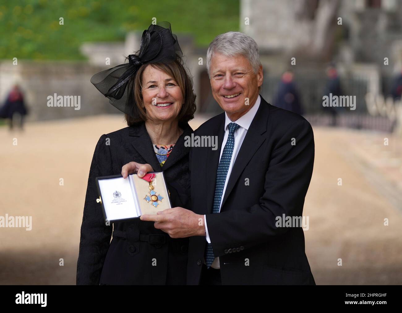 Nick Ross, avec sa femme Sarah, après avoir été nommé CBE (commandant ...
