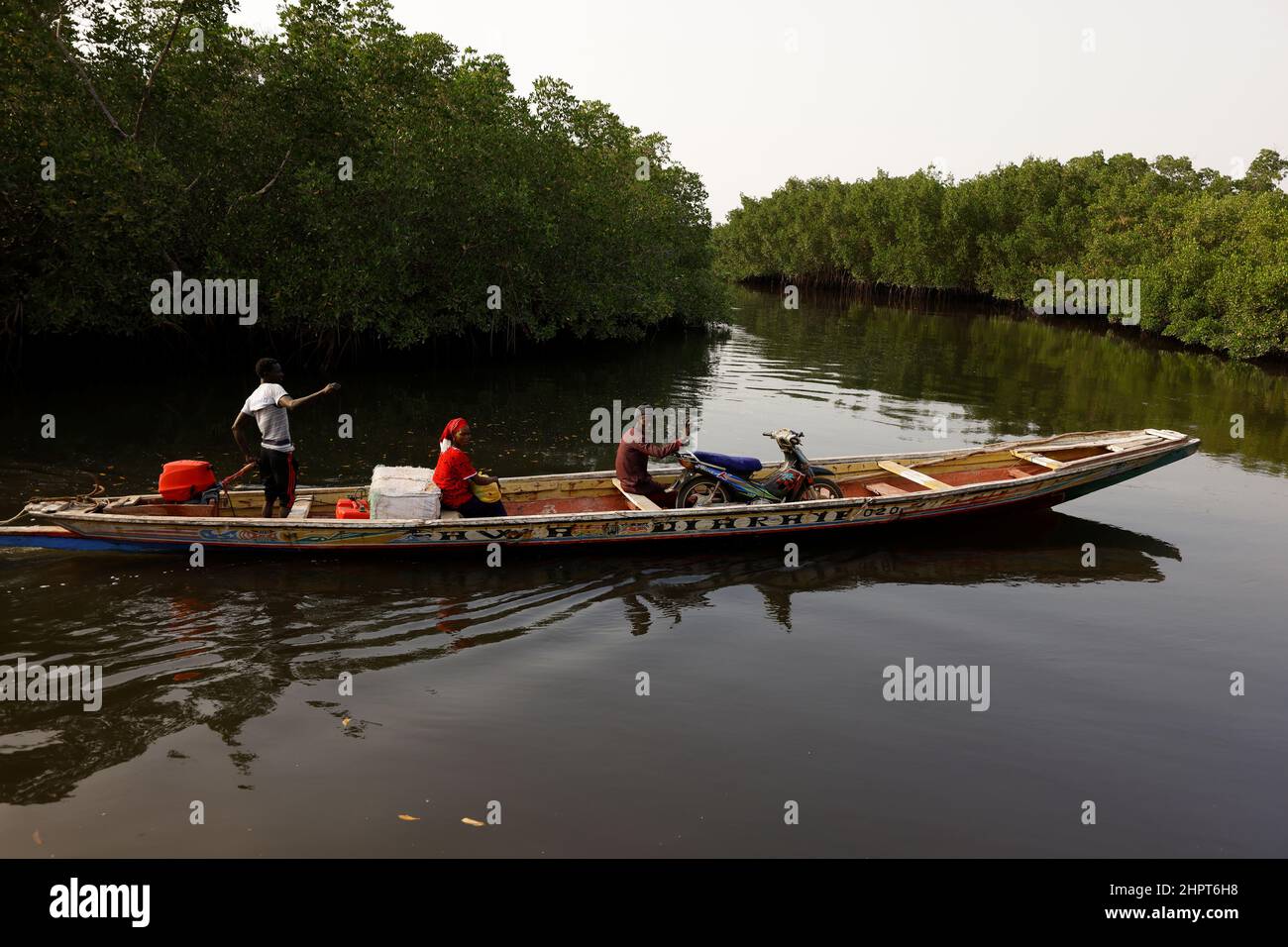 Homme sénégalais en pirogue Banque de photographies et d’images à haute ...