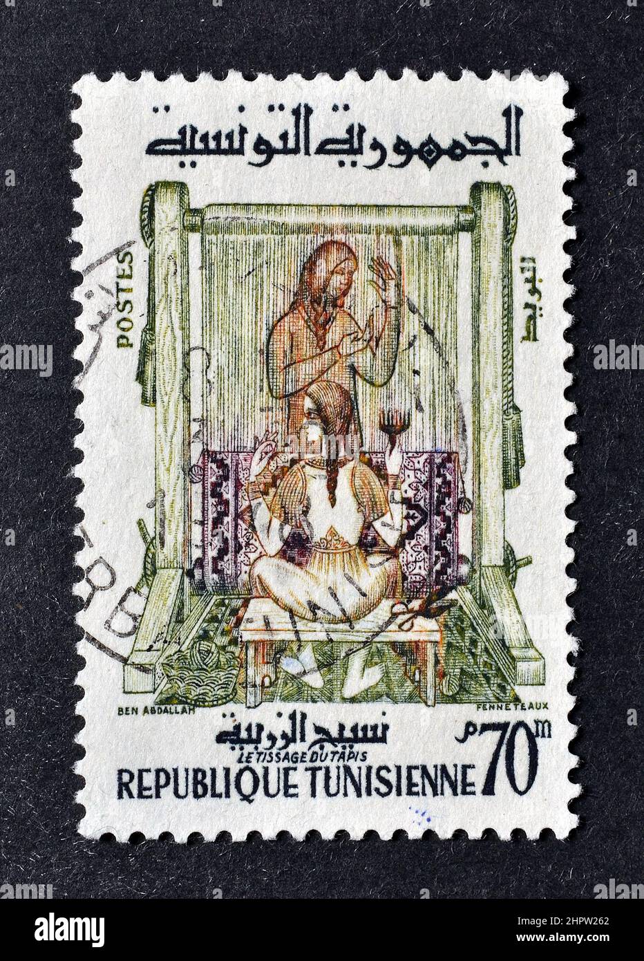 Timbre-poste annulé imprimé par la Tunisie, qui montre le tissage ...