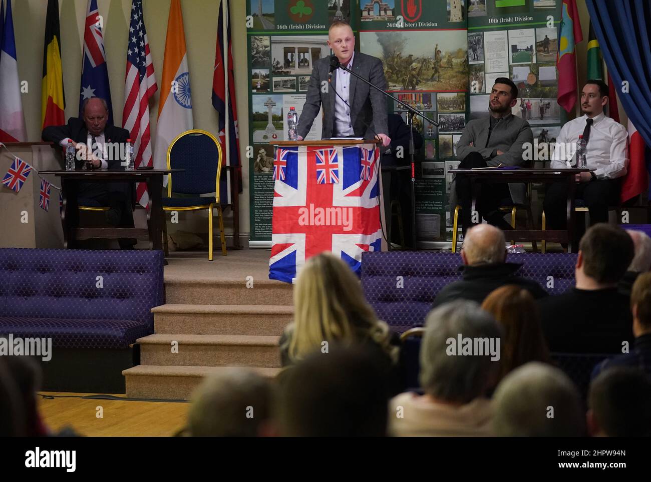 Jamie Bryson (au centre) participe à un rassemblement contre le ...