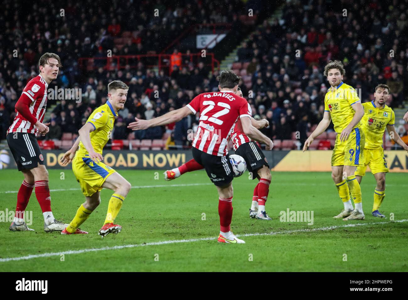 Ben Davies n°22 de Sheffield United tire à son but et se classe pour ...