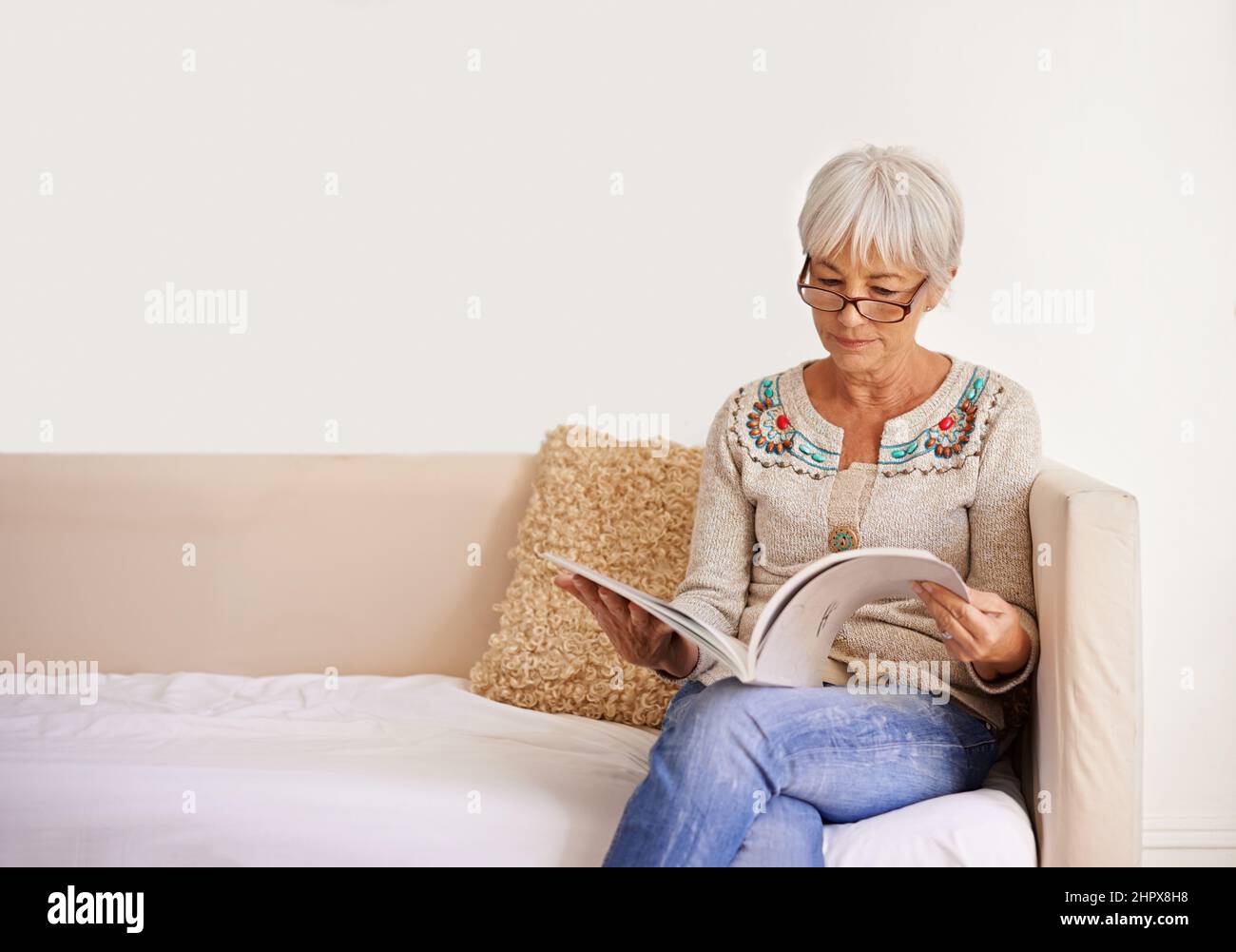 Mamie assise sur canapé Banque de photographies et d’images à haute résolution - Alamy