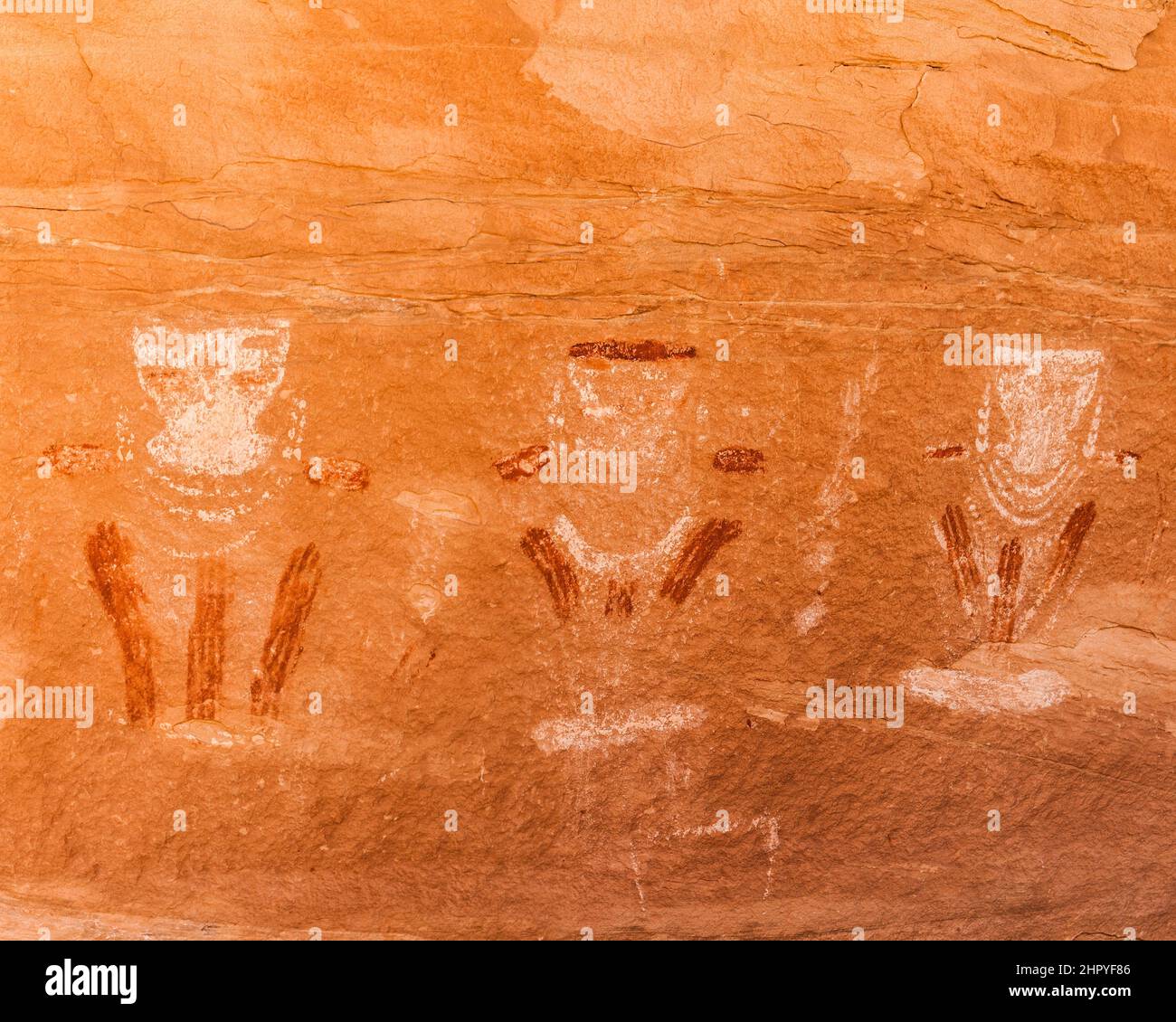 Détail de trois figures dans le panneau de pictogrammes treize visages ...
