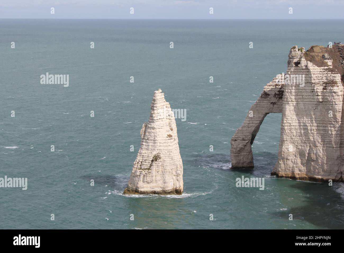 une formation pointue 'aiguille' et une arche naturelle des falaises de ...