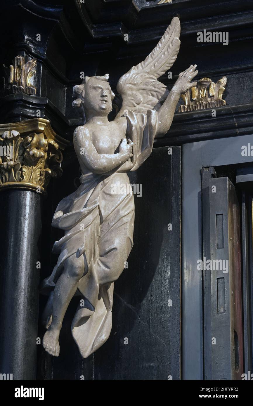 Statue d'ange dans la chapelle notre-Dame de la Kamenita vrata (porte ...