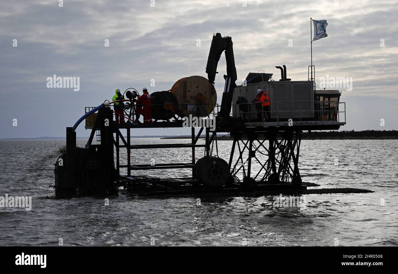 Schaprode, Allemagne. 24th févr. 2022. Un bateau avec des travailleurs ...