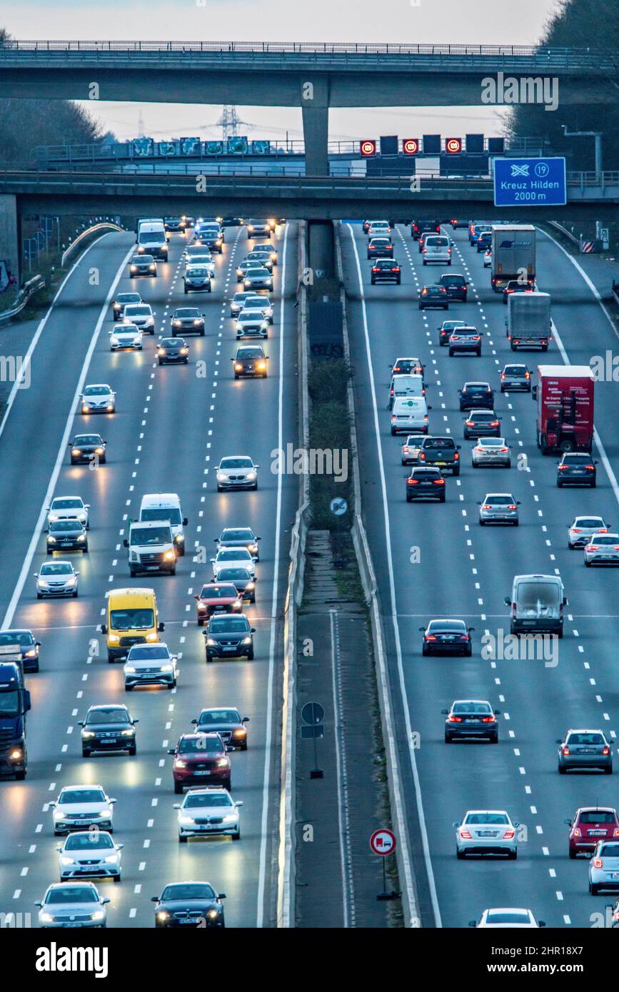 L'autoroute A3, circulation en soirée sur 6 voies, avant l'échangeur de ...