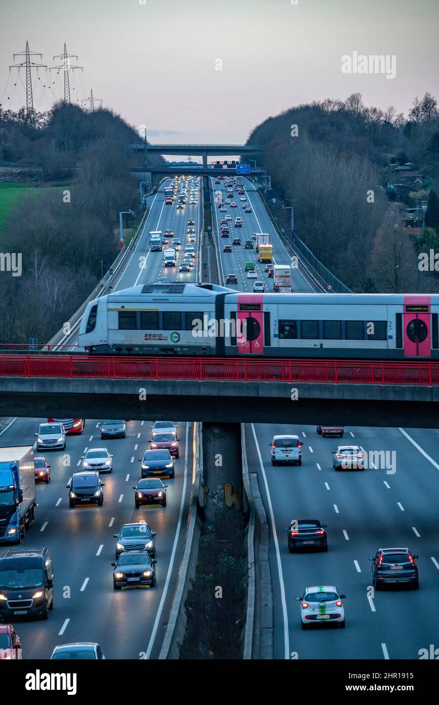 L'autoroute A3, circulation en soirée sur 6 voies, train local S-Bahn ...
