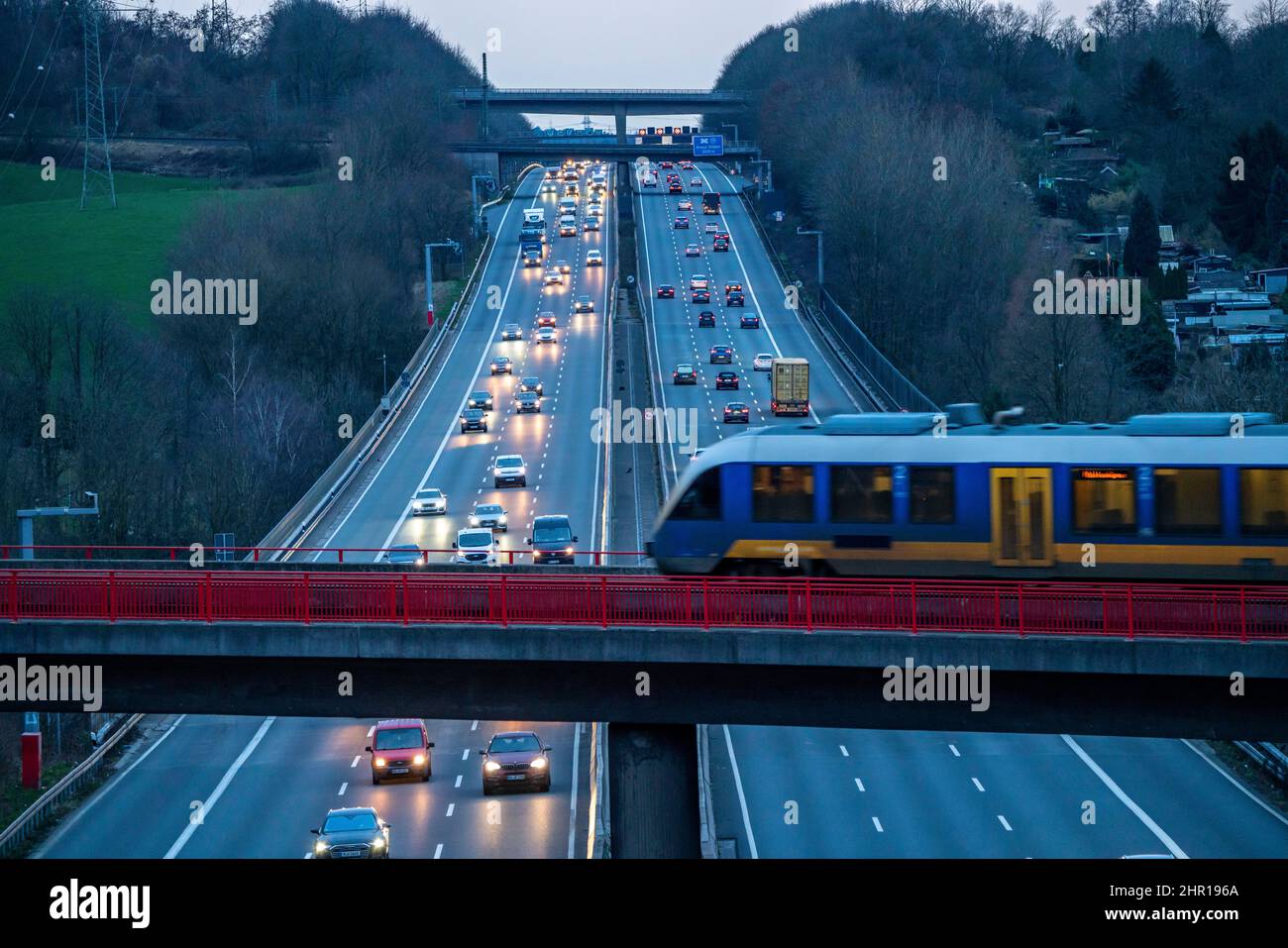 L'autoroute A3, circulation en soirée sur 6 voies, train local S-Bahn ...