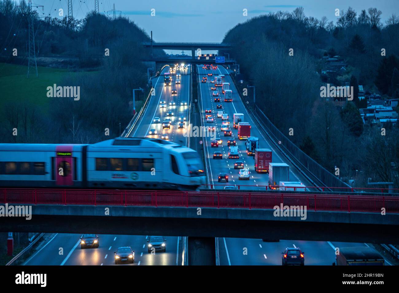 L'autoroute A3, circulation en soirée sur 6 voies, train local S-Bahn ...