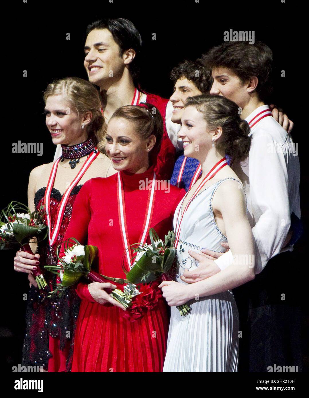 Vanessa Crone et Paul Poirier, au centre, célèbrent leur médaille d'or ...