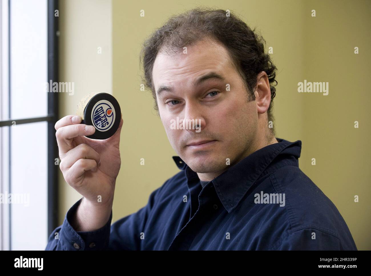 Marc Juteau, président de classicauctions.net, tient un palet à son ...