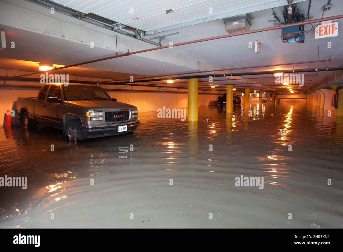 Garage de stationnement inondé Banque de photographies et d’images à ...