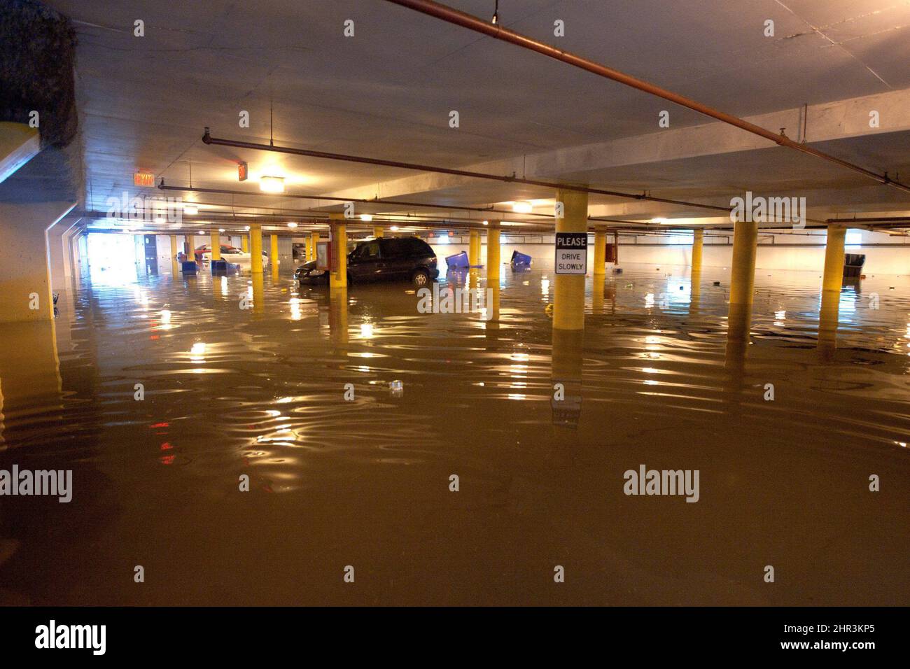 Garage de stationnement inondé Banque de photographies et d’images à ...