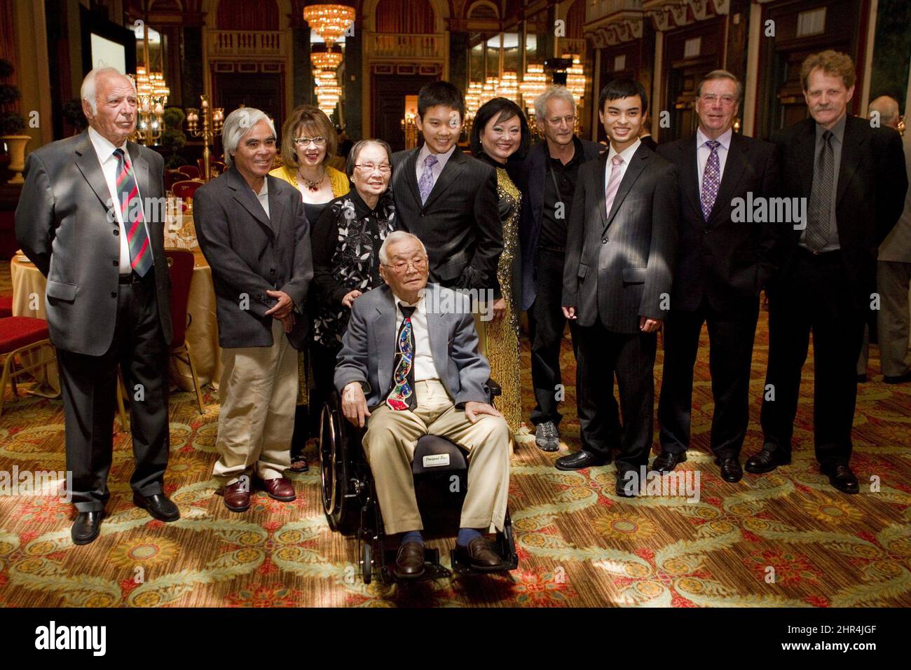 De gauche à droite, Perry Kretz, Nick UT, Anne Bayin, nu Phan, Tung ...