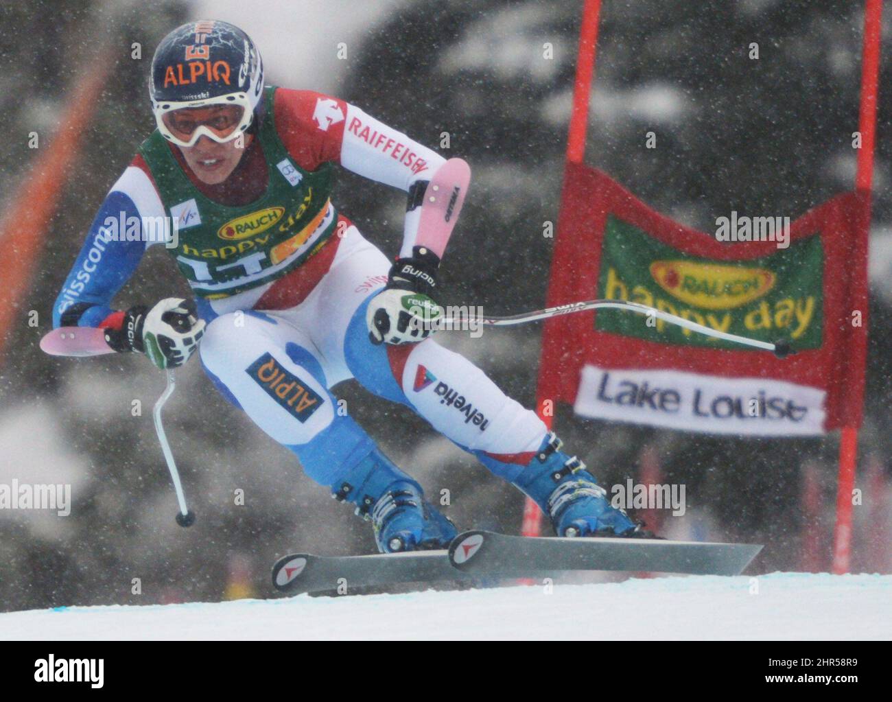 Dominique Gisin, de Suisse, accélère le cours pendant le Super-G des ...