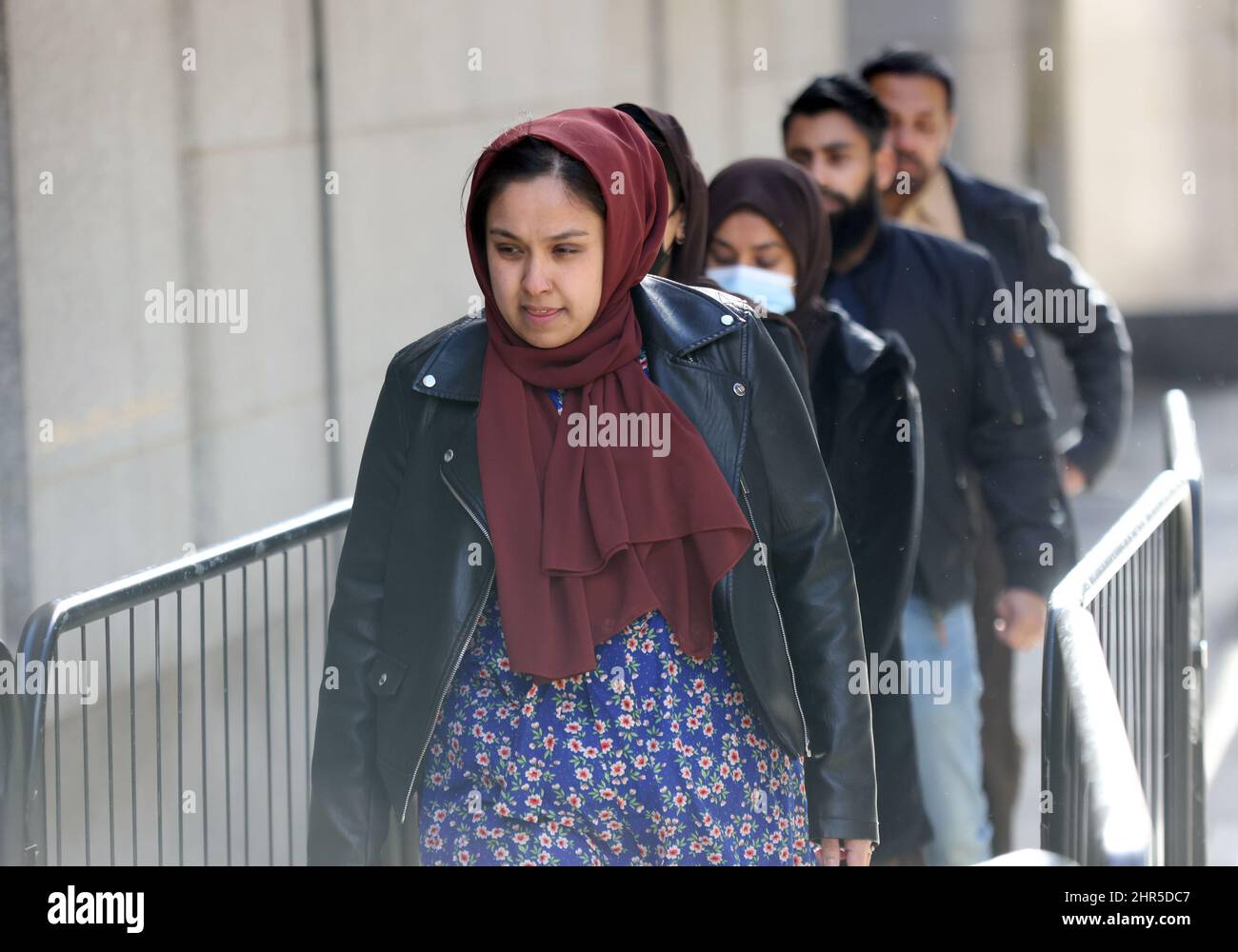 La sœur de Sabrina Nessa, Jebina Yasmin Islam, arrivant au Old Bailey à Londres, pour la ...