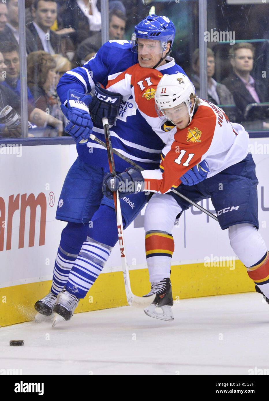 Le mardi 26 mars 2013, Dion Phaneuf de Maple Leafs de Toronto combat ...