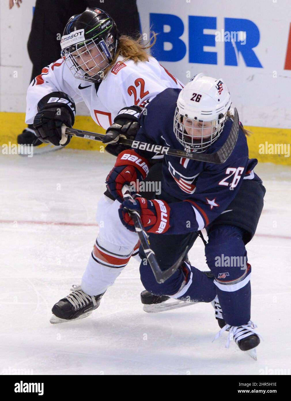 Livia Altmann, de l'équipe Suisse, à gauche, lutte contre Kendall Coyne ...