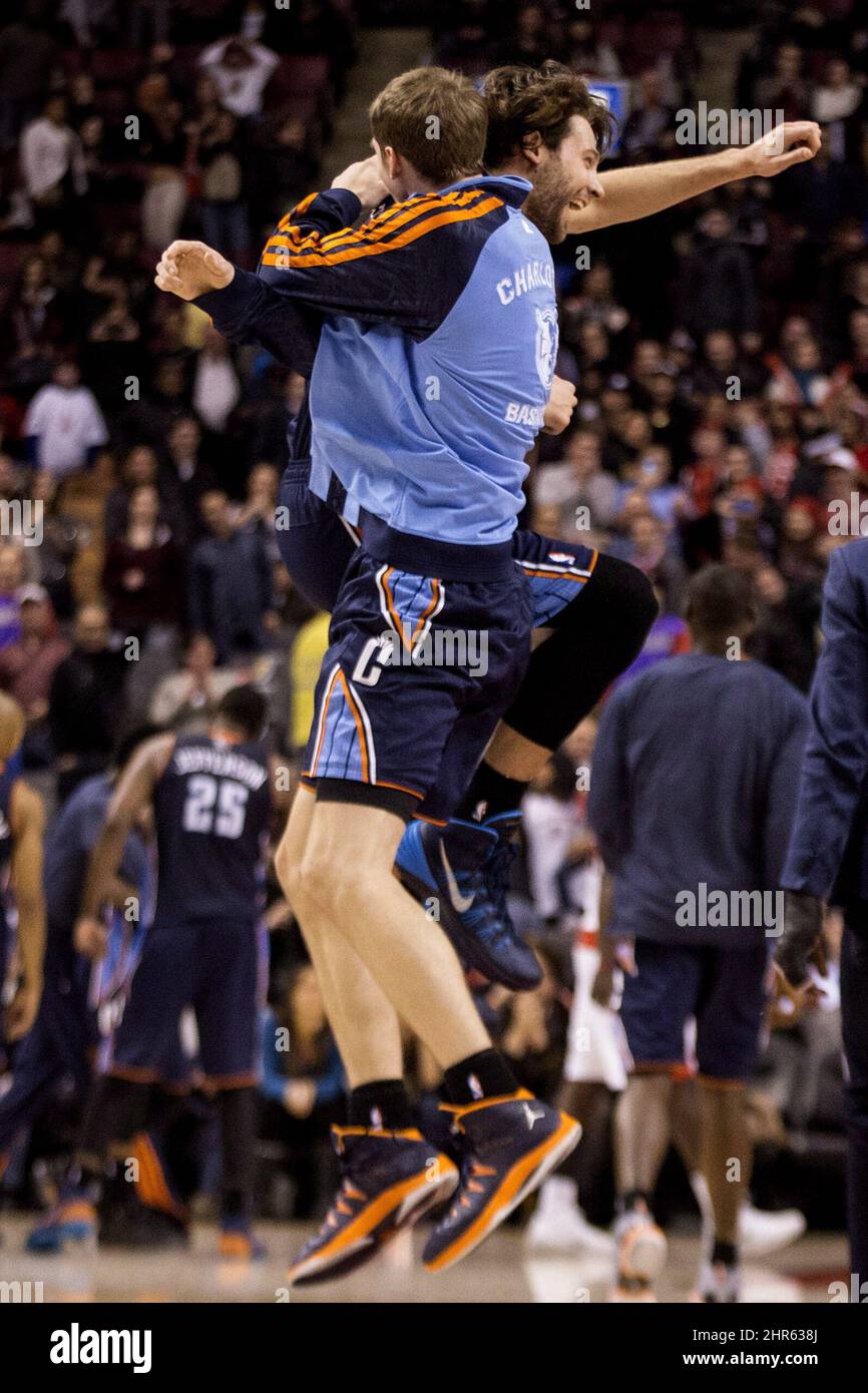 Josh McRoberts de Charlotte Bobcats (à droite) fête avec Cody Zeller ...