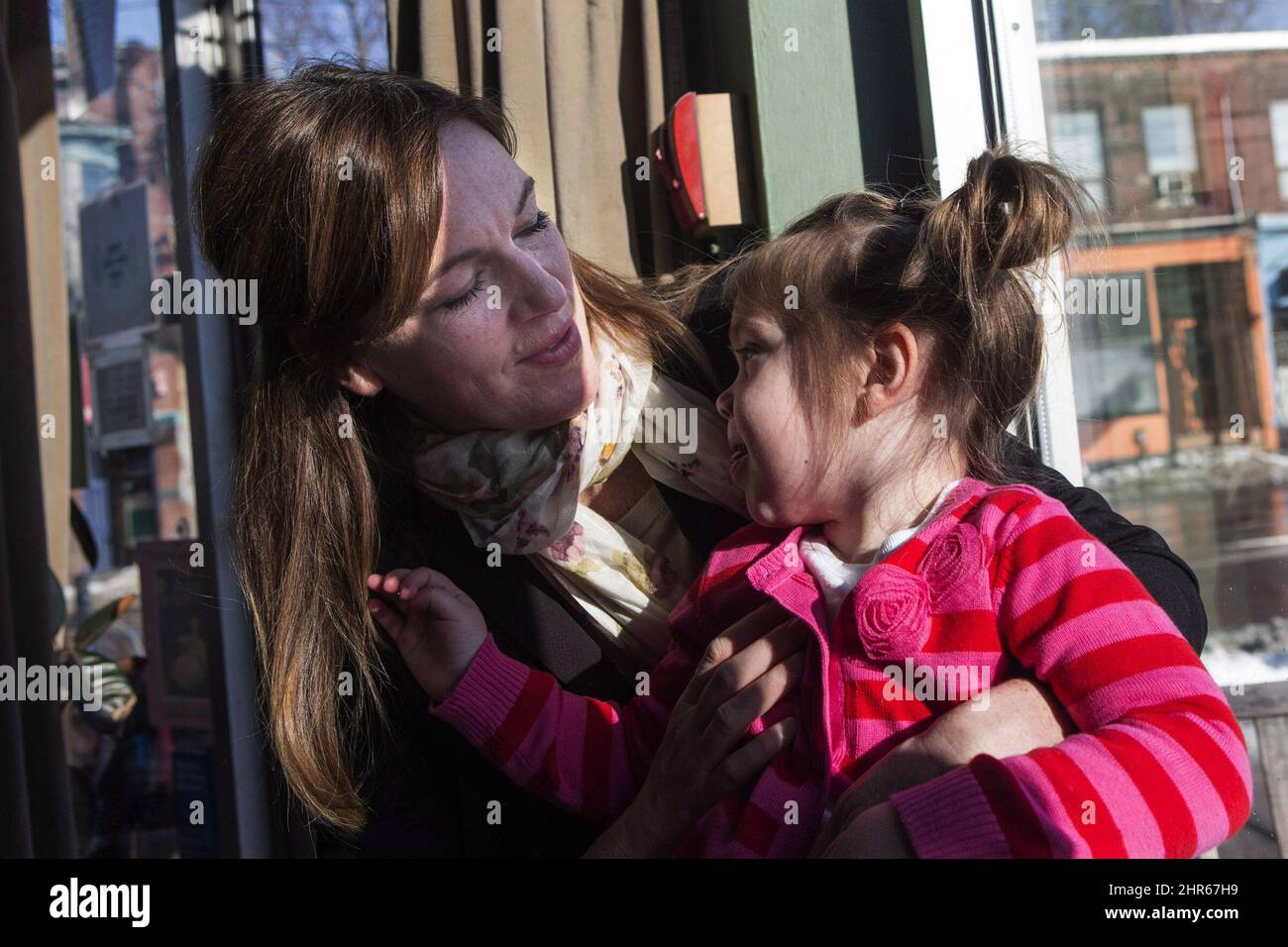 Liz Gavin Kerr siège avec sa fille de trois ans Isla dans un café de ...