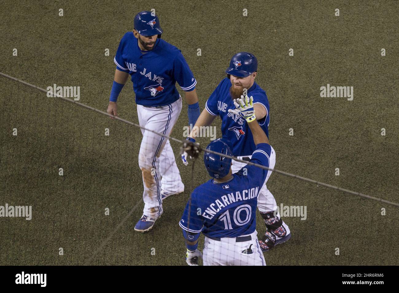 Les Blue Jays de Toronto Adam Lind (à droite) est haut-fived par Edwin ...