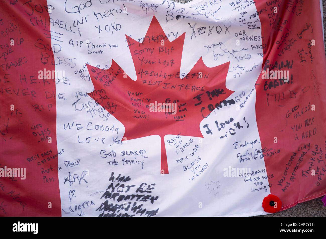 Un drapeau canadien avec des messages est photographié au Lieutenant ...