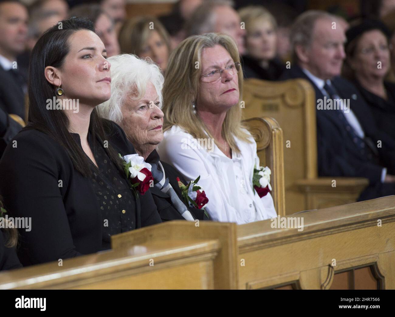 Les membres de la famille de Jean Beliveau, dont sa fille Hélène (à ...