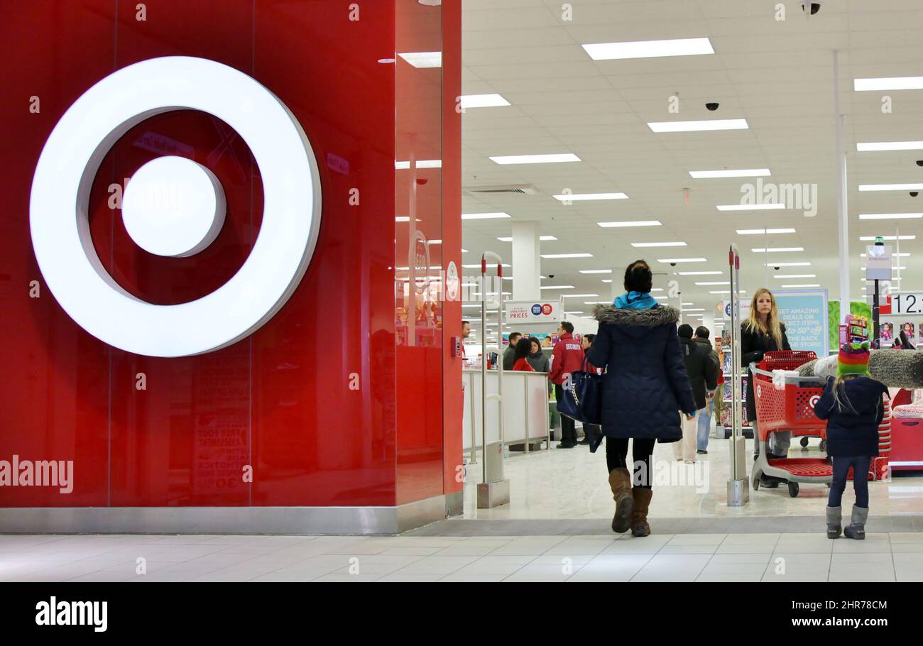 Les clients entrent dans un magasin Target à Toronto le jeudi 15 ...