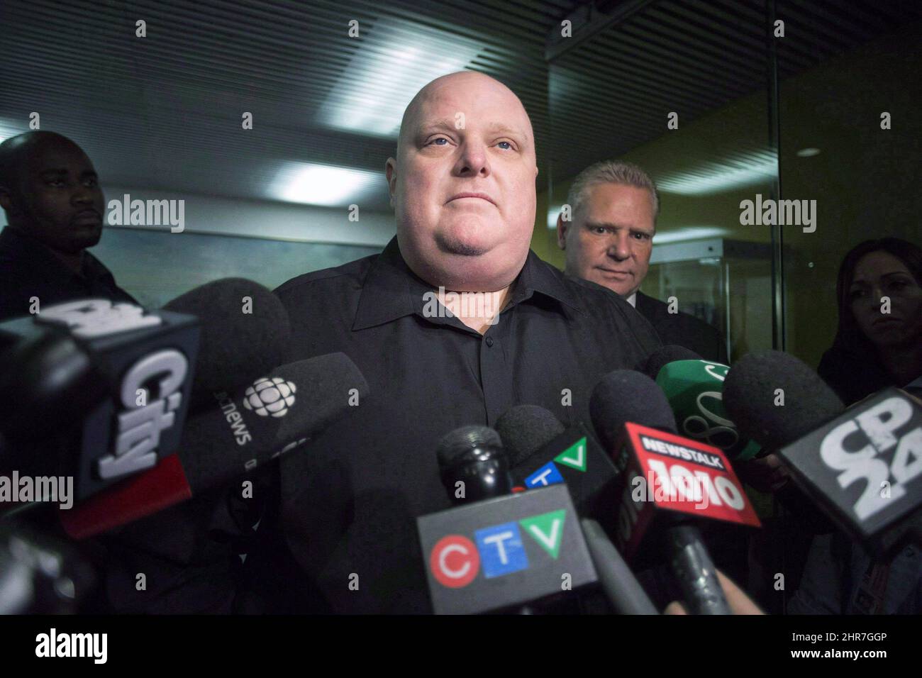 Le Maire Sortant De Toronto Rob Ford à Gauche Se Tient à Côté De Son