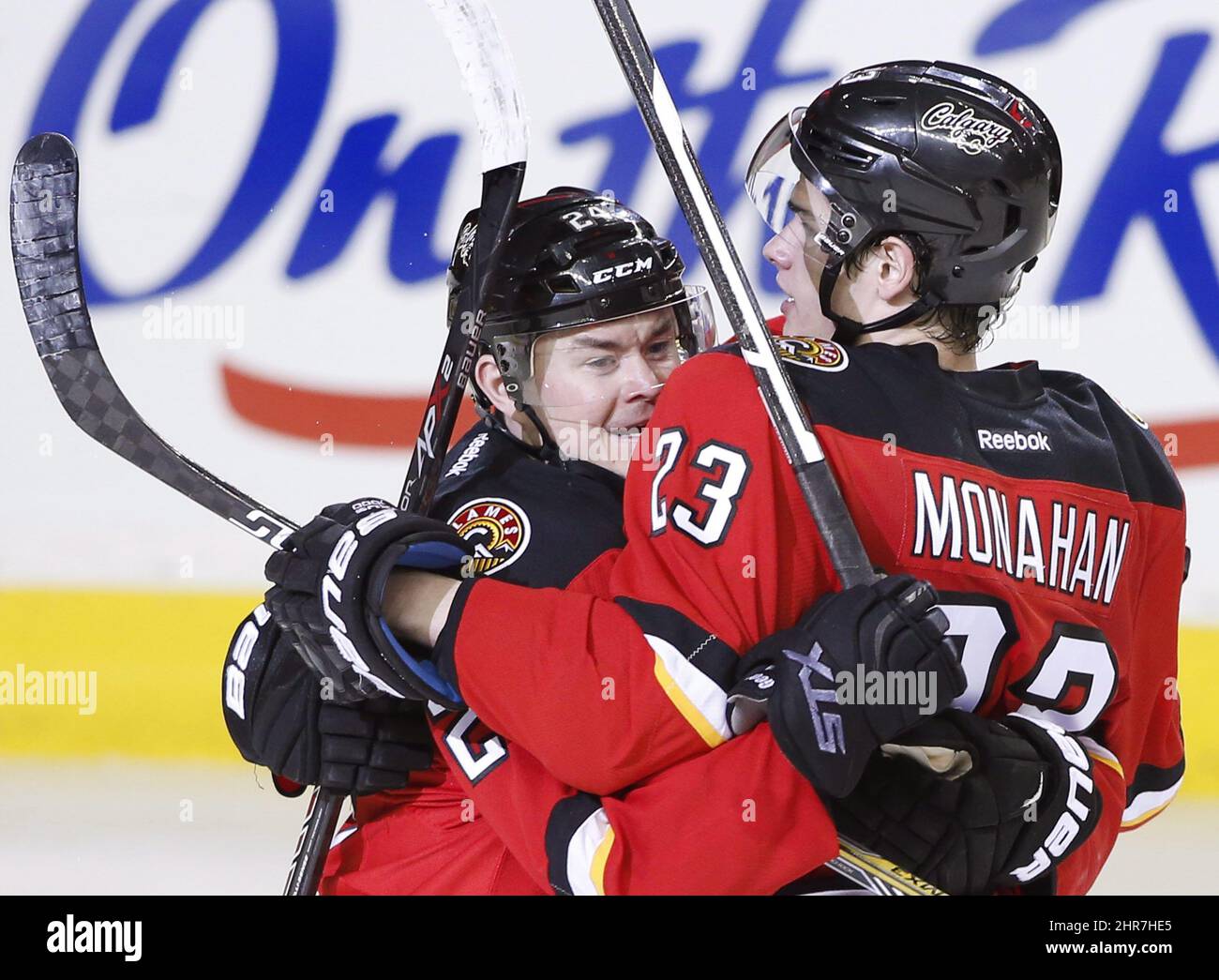 Sean Monahan, de Calgary Flames, à droite, célèbre son but de victoire ...