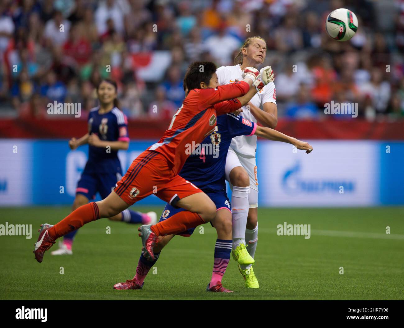 Le gardien de but du Japon Ayumi Kaihori, à gauche, chasse le ballon ...