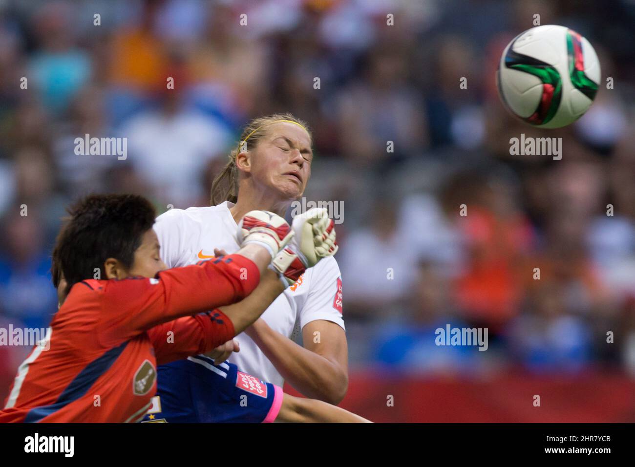 Le gardien de but du Japon Ayumi Kaihori, à gauche, replace le ballon à ...