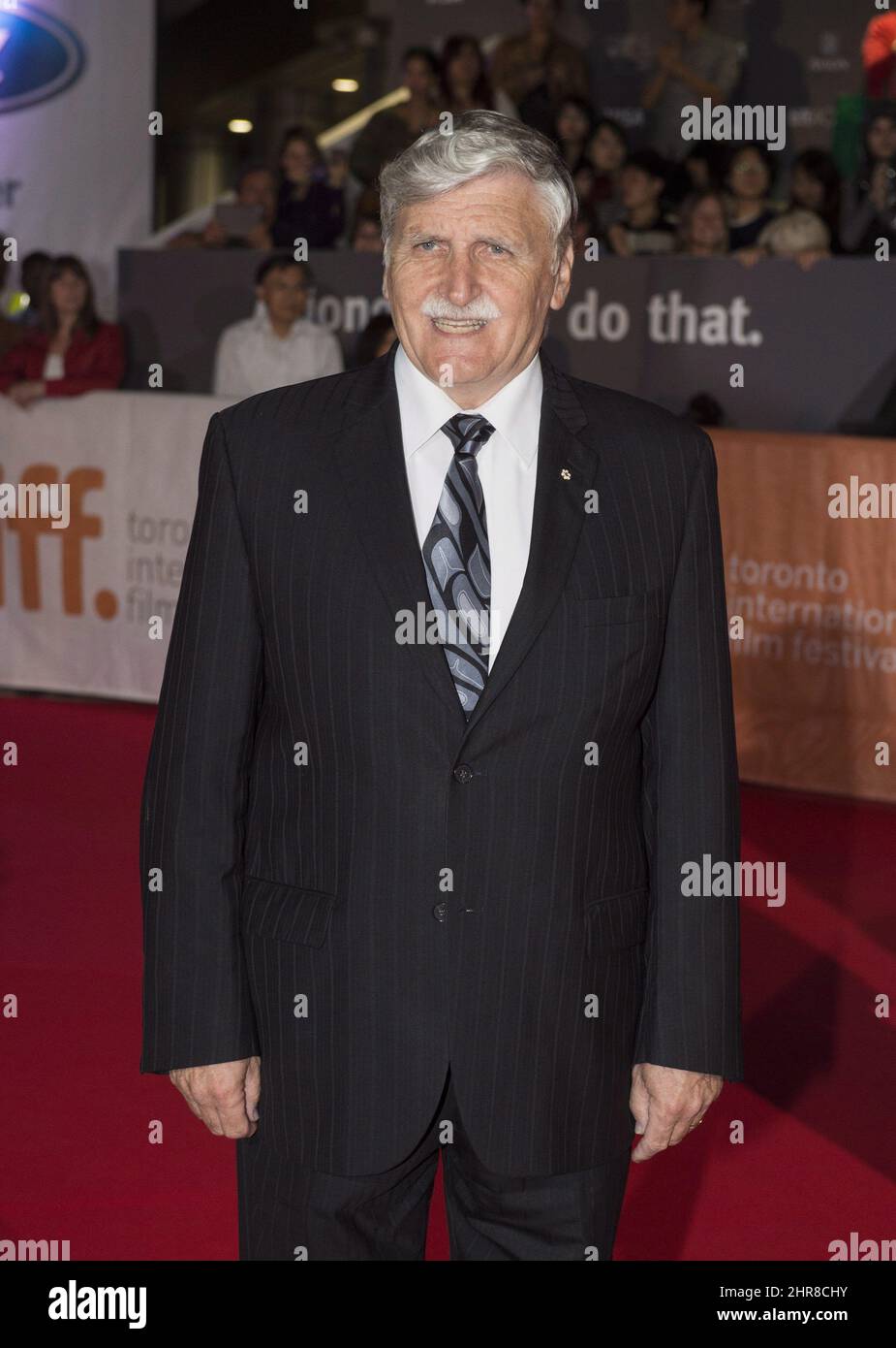 Le général Romeo Dallaire pose pour les photographes sur le tapis rouge ...