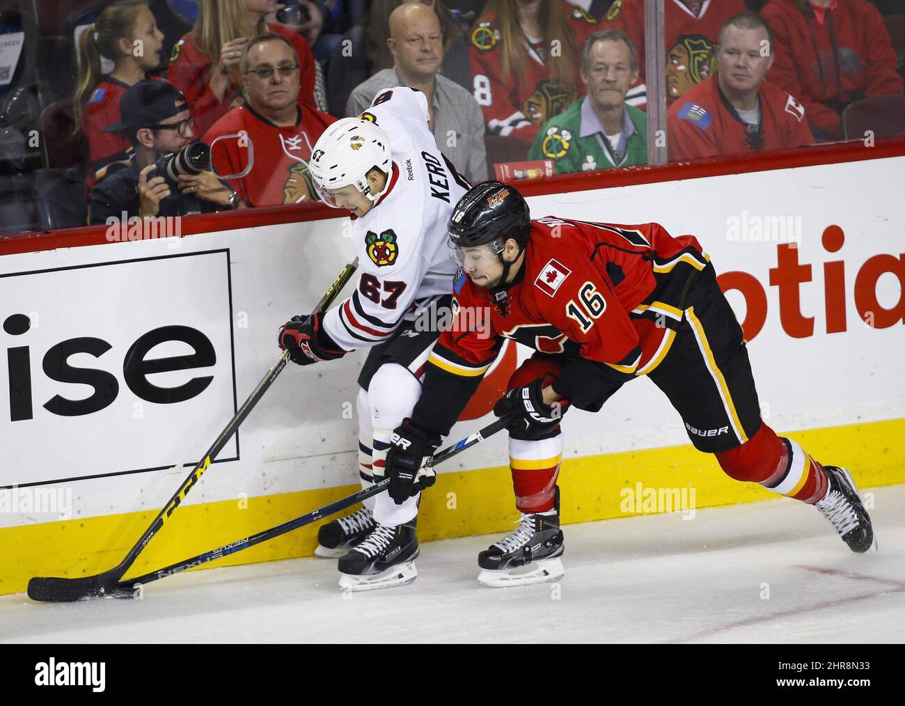Le Tanner Kero de Chicago Blackhawks, à gauche, plache le palet avec ...