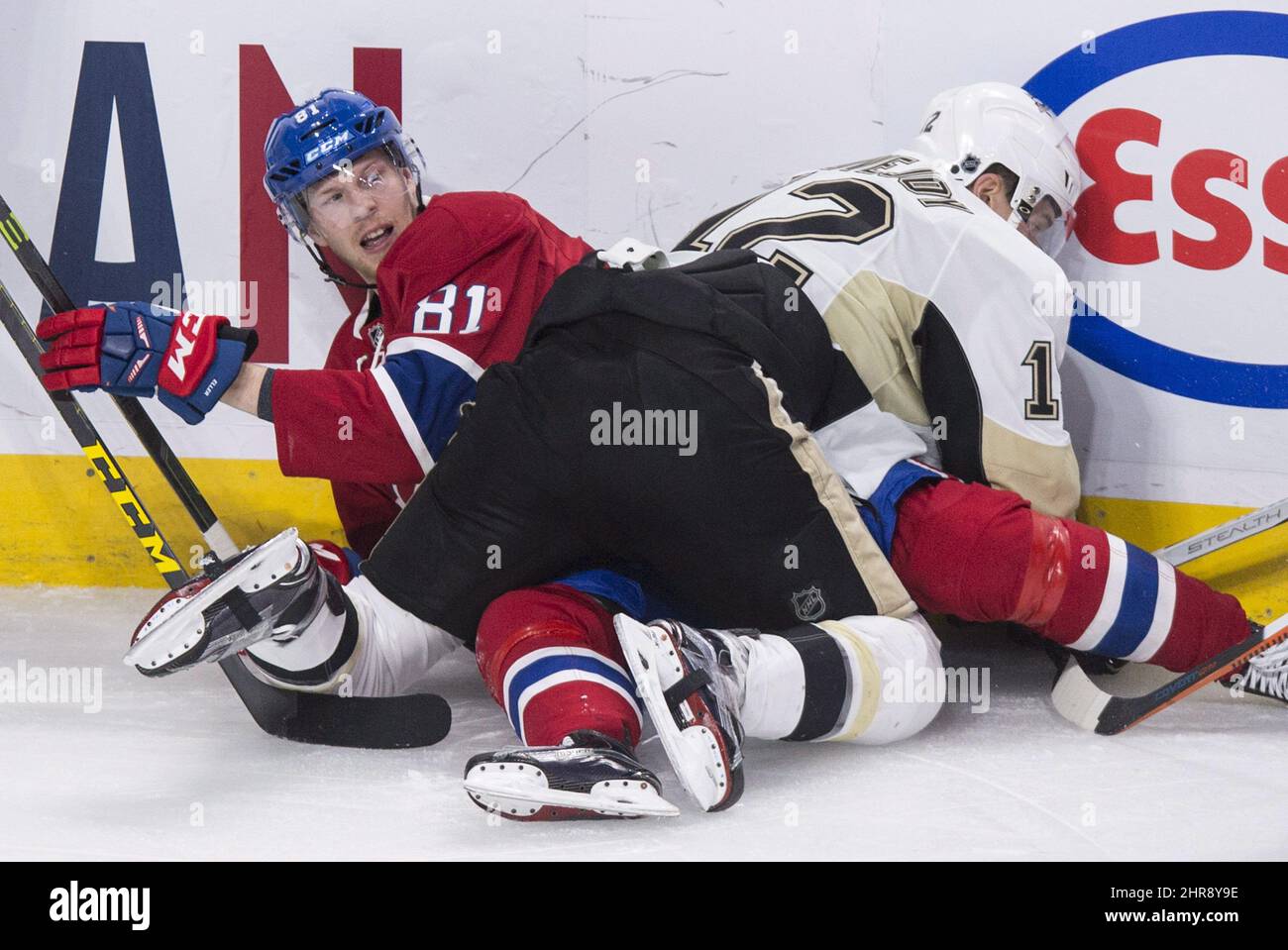 Ben Lovejoy des Penguins de Pittsburgh tombe sur Lars Eller des ...
