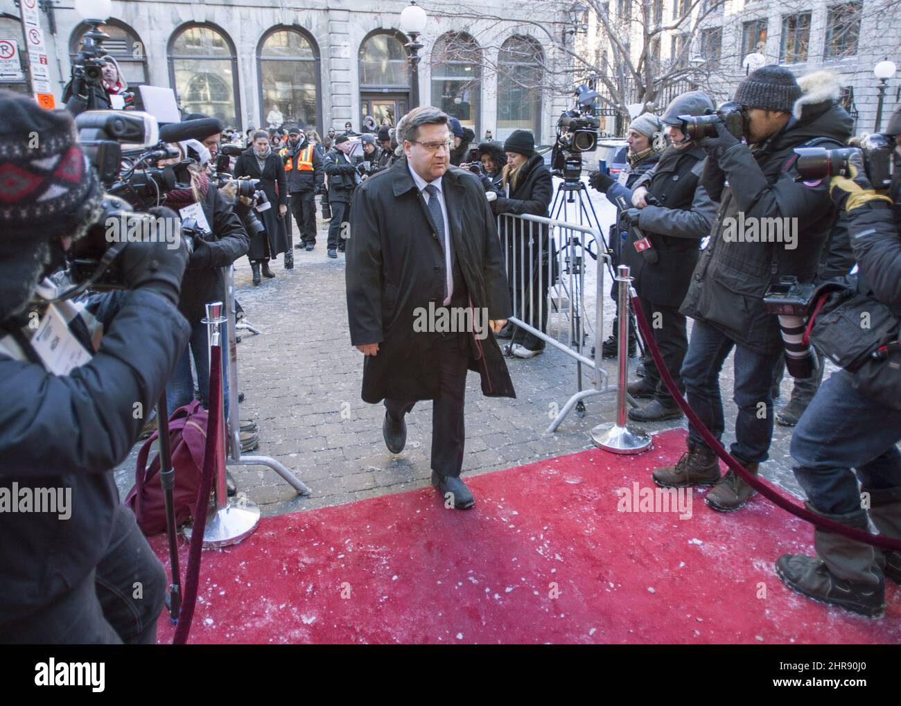 Le maire de Montréal, Denis Coderre, arrive à rendre hommage à la ...