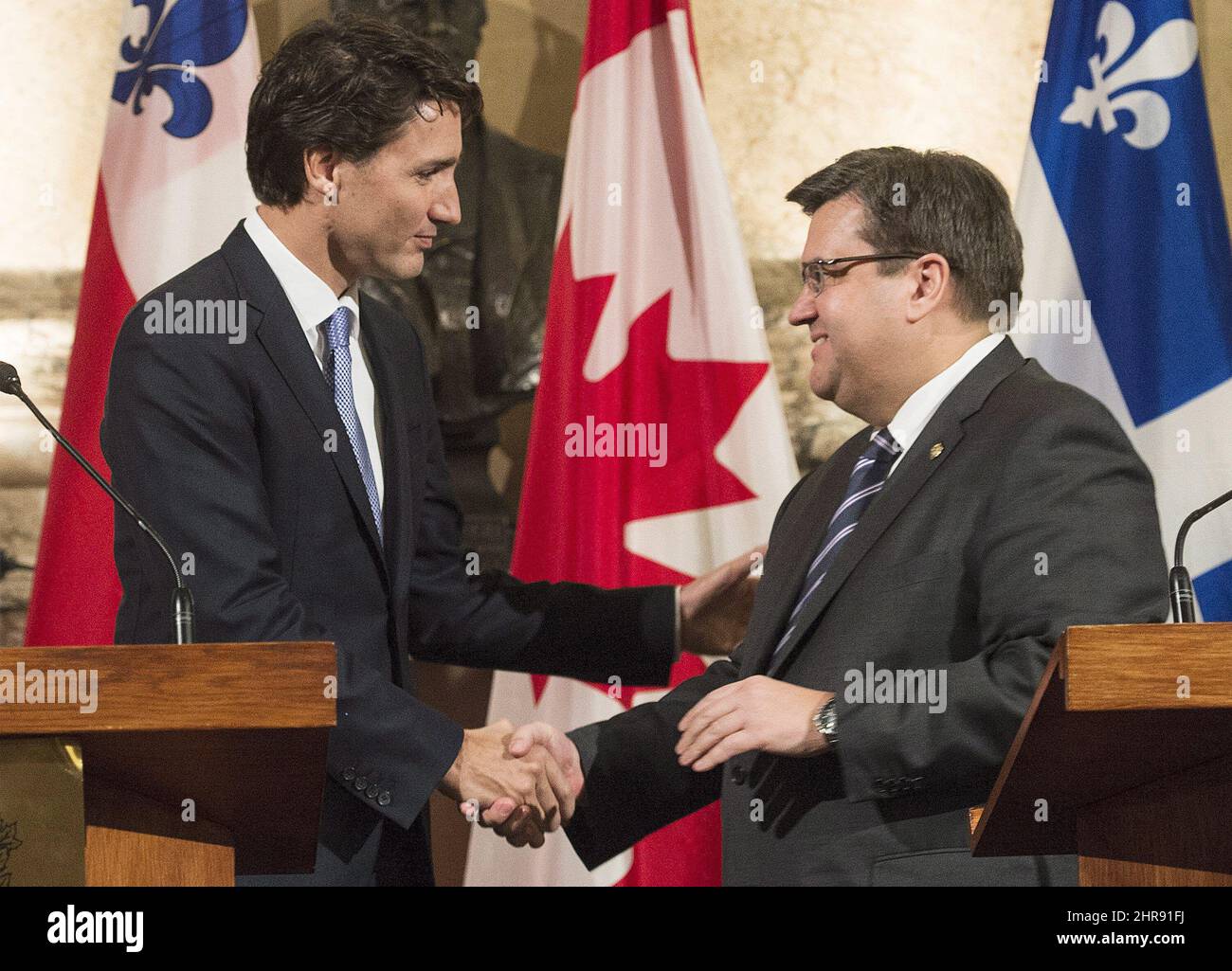 Le premier ministre Justin Trudeau, à gauche, se met en présence du ...