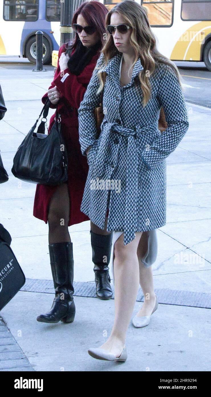 Sharlene Bosma, veuve de Tim Bosma, en robe rouge, arrive au palais de ...