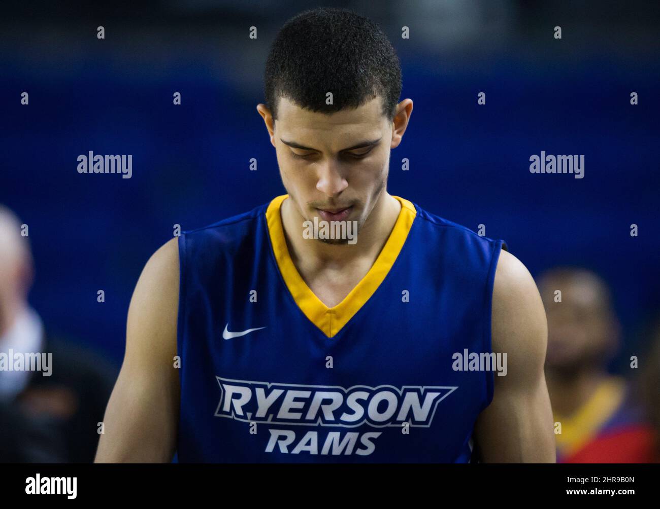Ammanuel Diressa de Ryerson Rams quitte le terrain après la perte de l ...