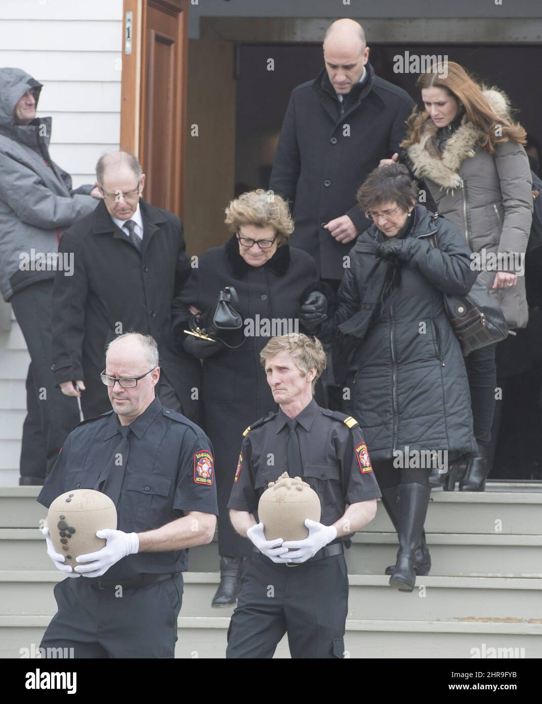 La mère de Jean Lapierre, Lucie Cormier, est aidée à quitter l'église ...