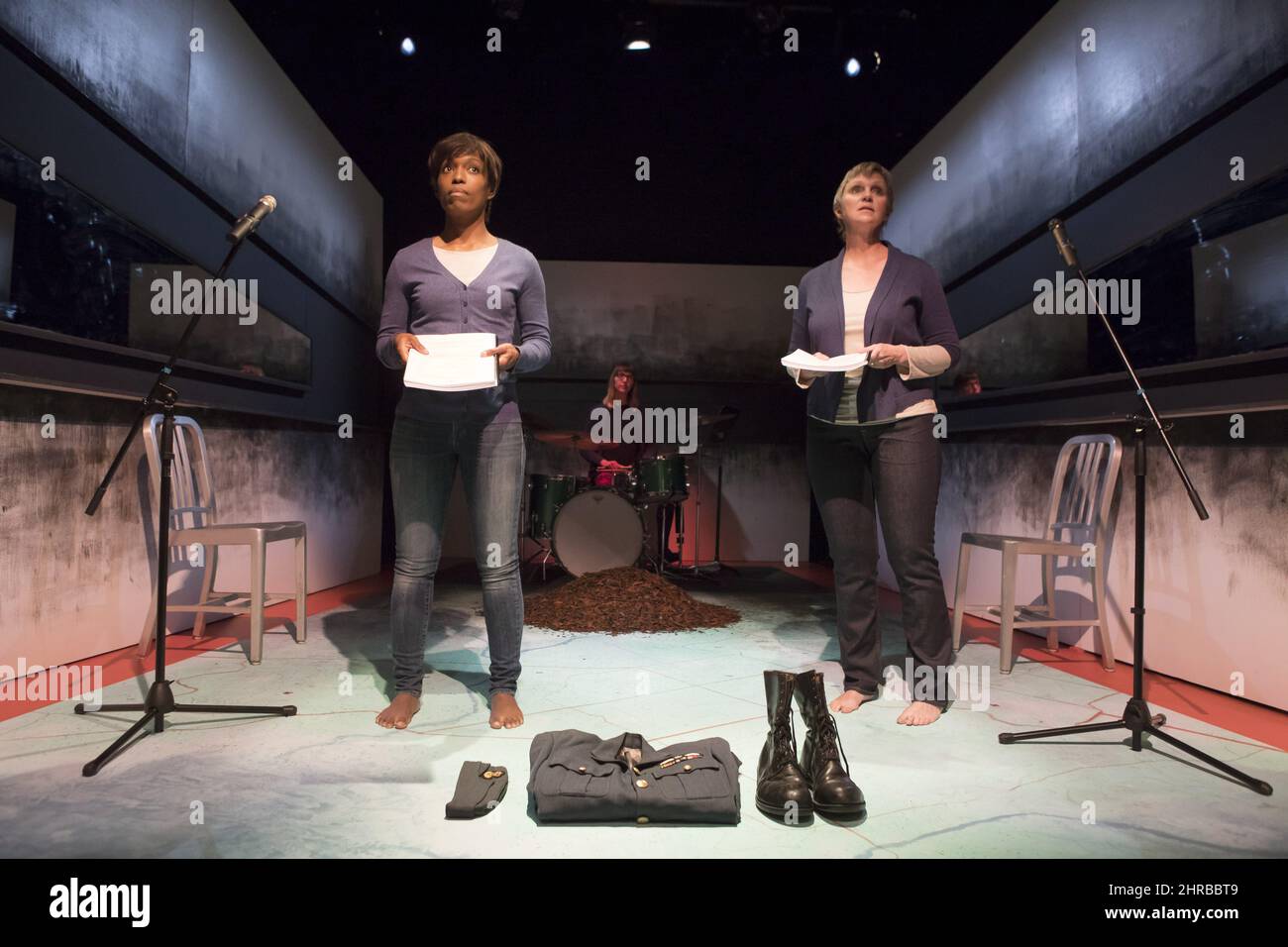 Kim Nelson, à gauche, et Deborah Drakeford, à droite, prennent la scène ...