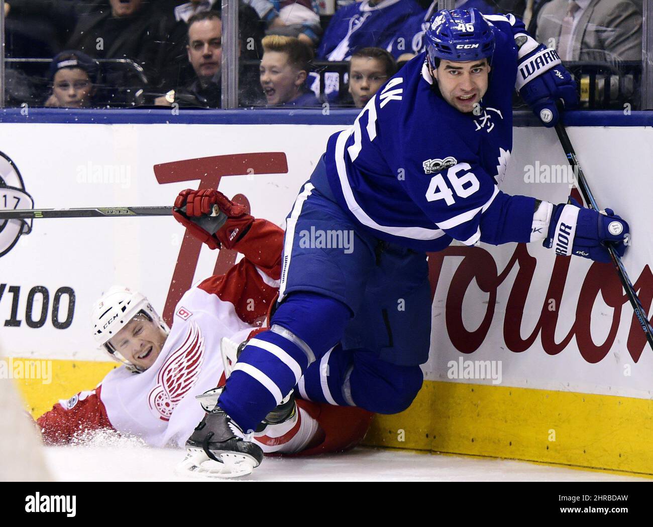 Toronto Maple Leafs Roman Polak (46) fait trébucher ses jambes sur Nick ...