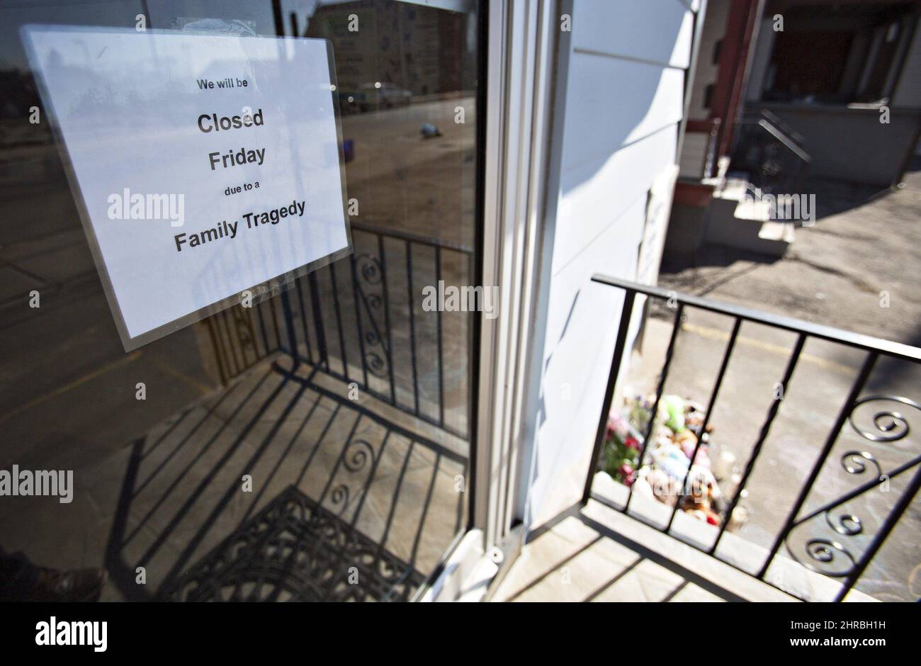 Un panneau placé sur la porte d'un magasin de sandwichs qui partage un ...