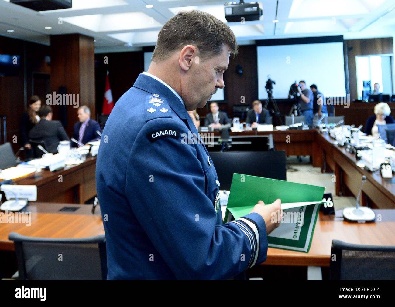 Le lieutenant-général Pierre St-Amand arrive à comparaître comme témoin ...