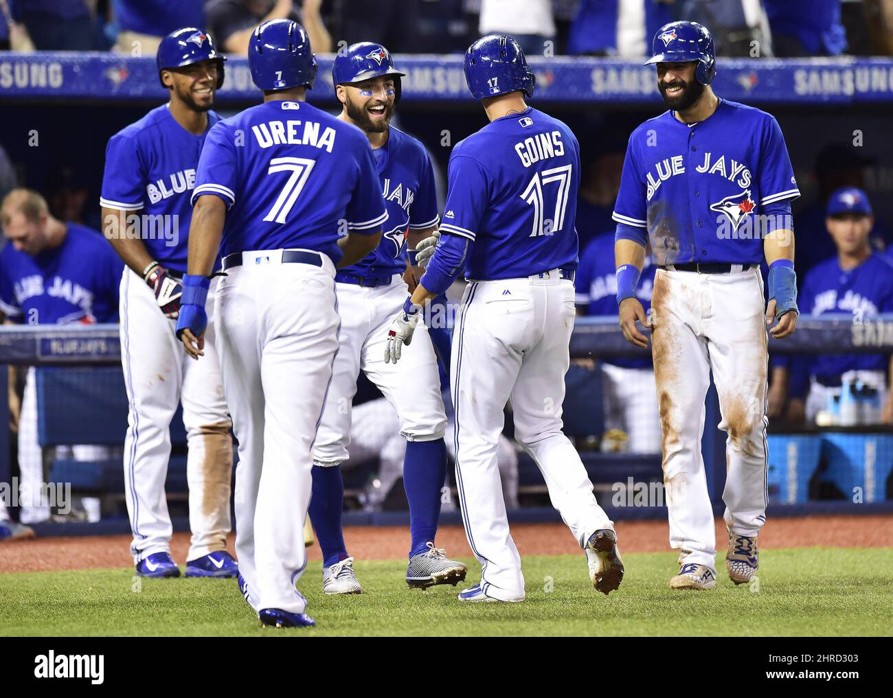 Le shortstop des Blue Jays de Toronto, Ryan Goins (17), est félicité par ses coéquipiers après ...