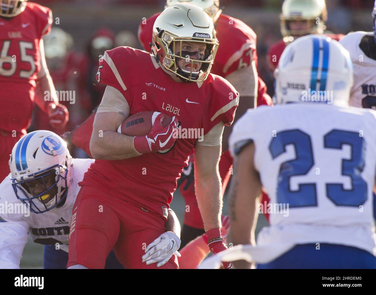 Vincent Alarie-Tardif, de Laval Rouge et Or, porte le ballon alors que ...