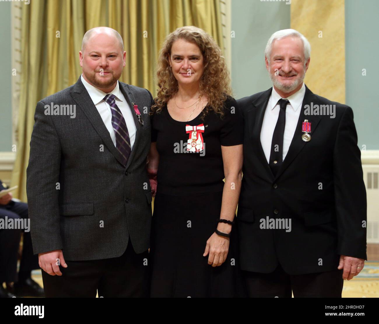 La gouverneure générale Julie Payette(centre)pose une photographie avec ...