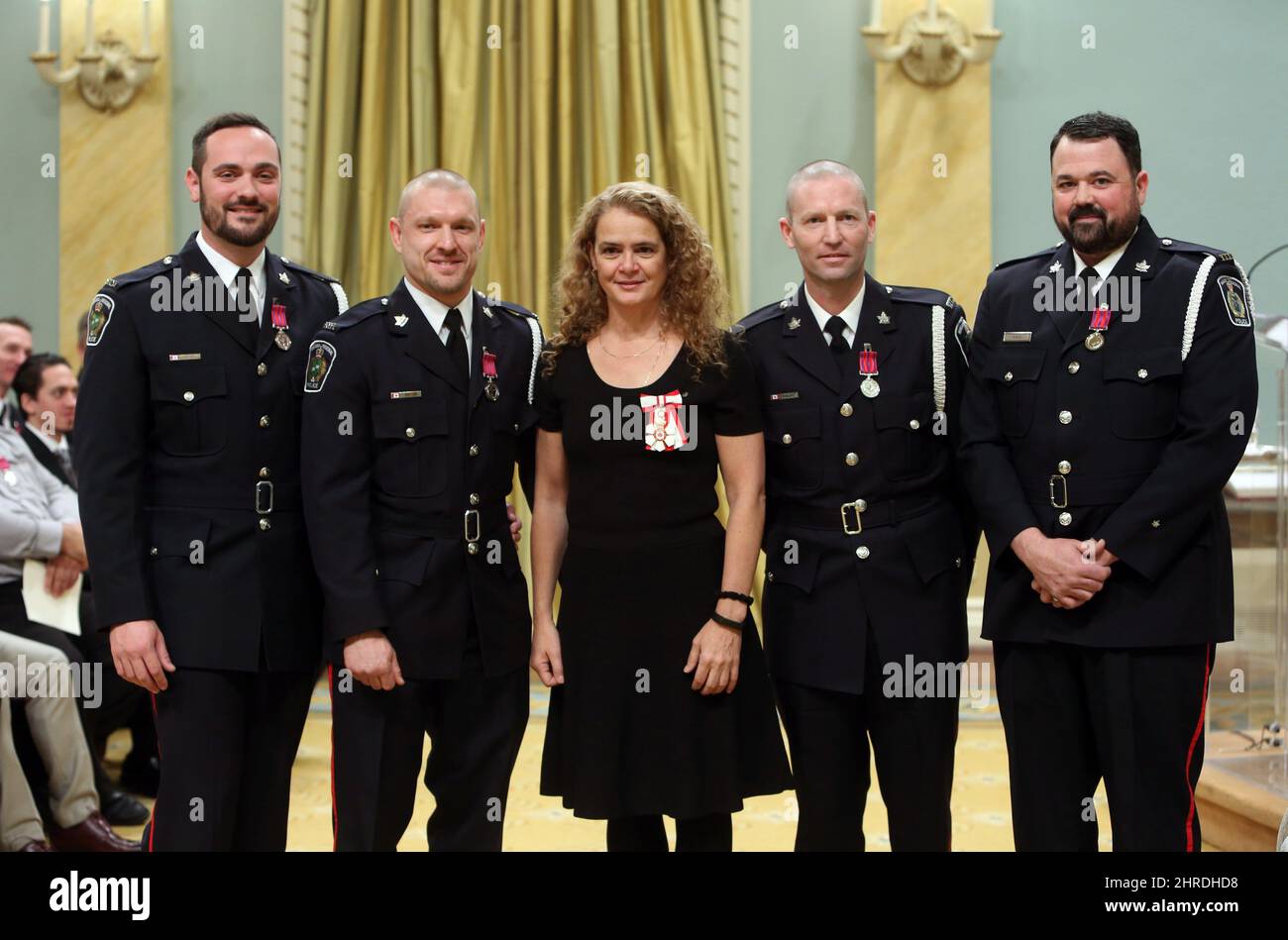 La gouverneure générale Julie Payette(centre) pose pour une photographie avec le gendarme Daniel ...