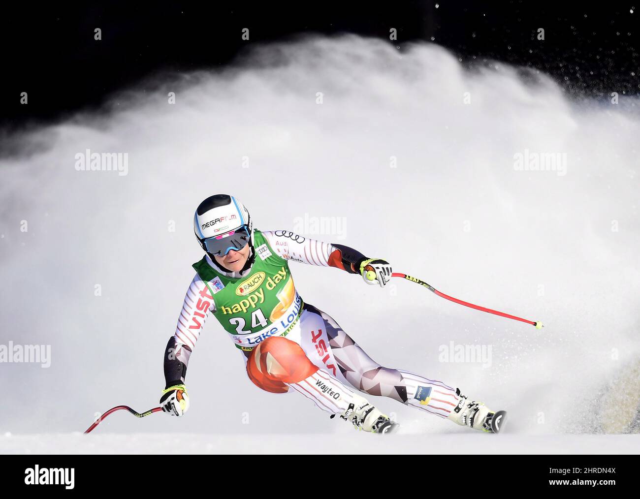 Edit Miklos, de Hongrie, fait un ski sur le parcours pendant l'action ...